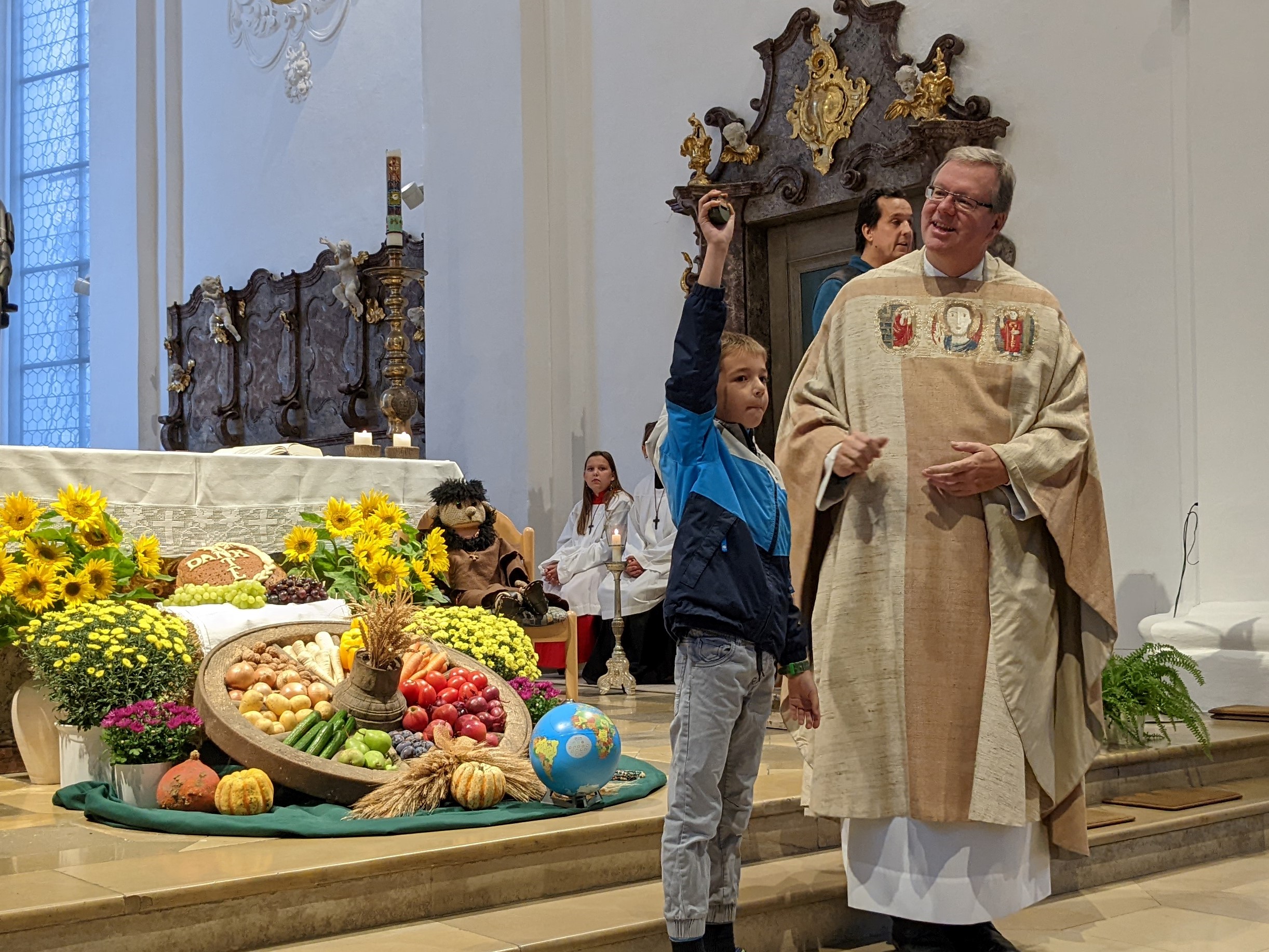 Ein buntes Erntedankfest - Pfarreiengemeinschaft Neuburg - Kirche St ...