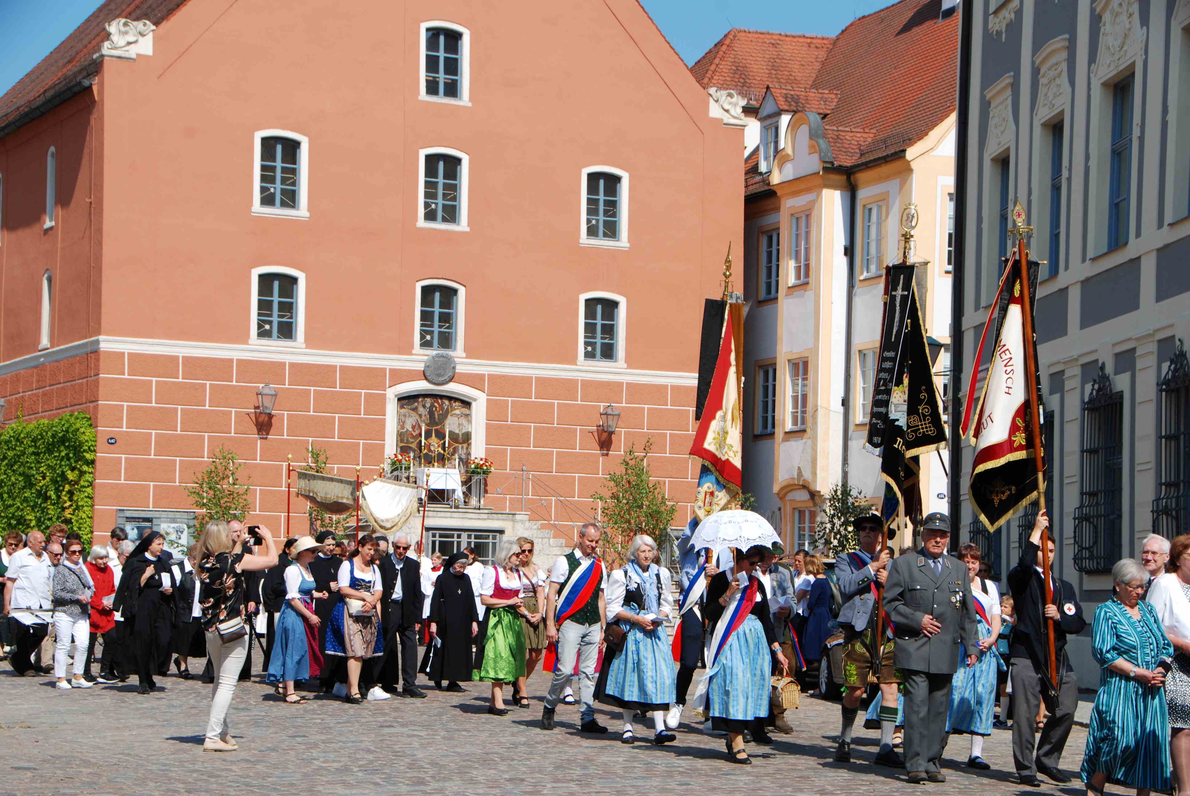 Fronleichnamsfest in Neuburg - Pfarreiengemeinschaft Neuburg - Kirche ...