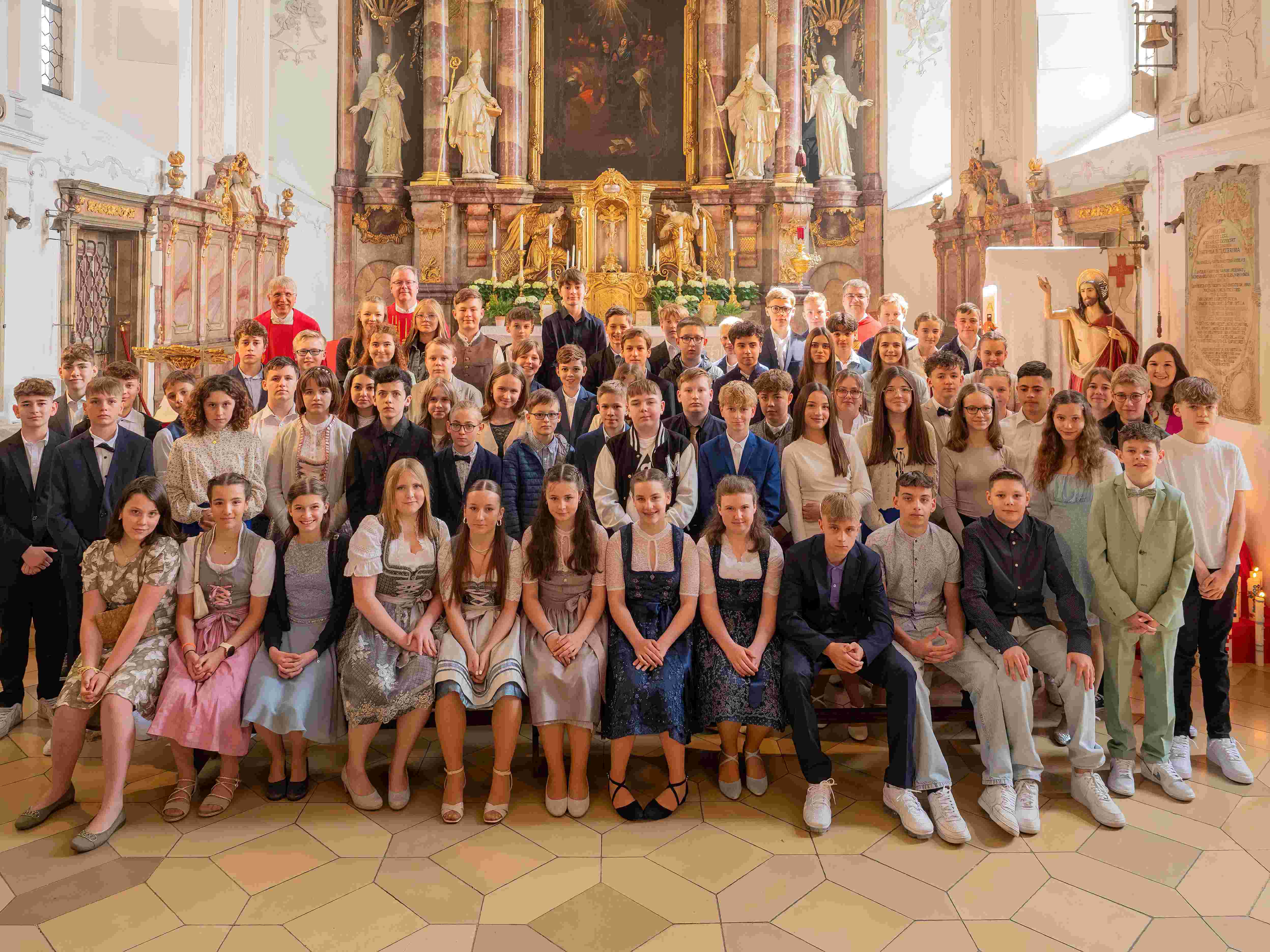 Firmung 2024 - Pfarreiengemeinschaft Neuburg - Kirche St. Peter und Heilig Geist